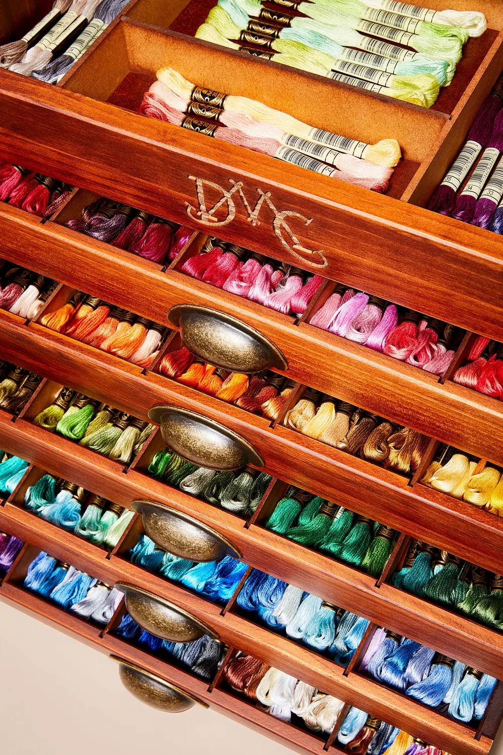 Meuble vintage en bois contenant les 500 coloris en Mouliné - DMC