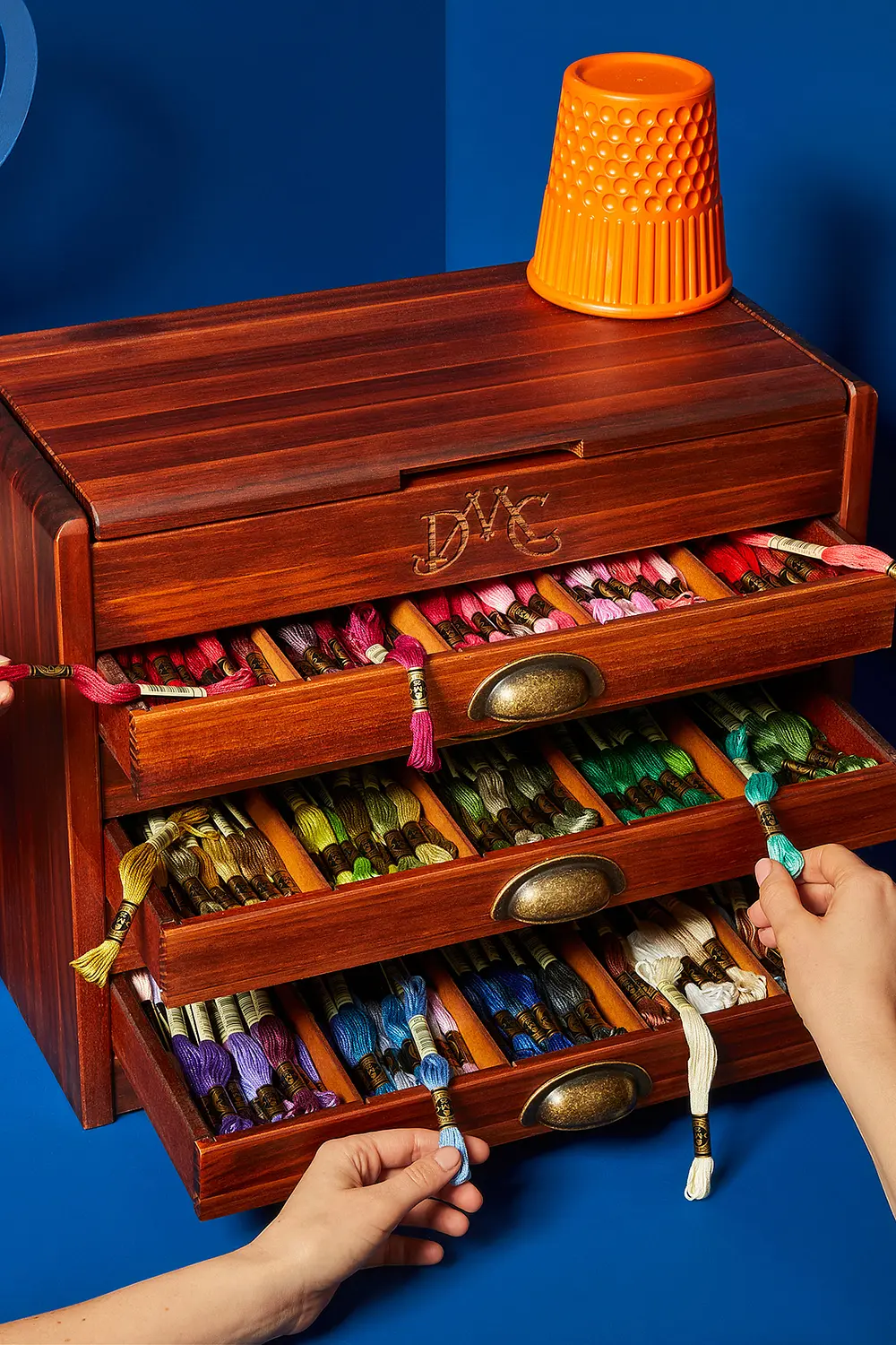 *Vintage Wooden Chest with 500 skeins assortment - DMC