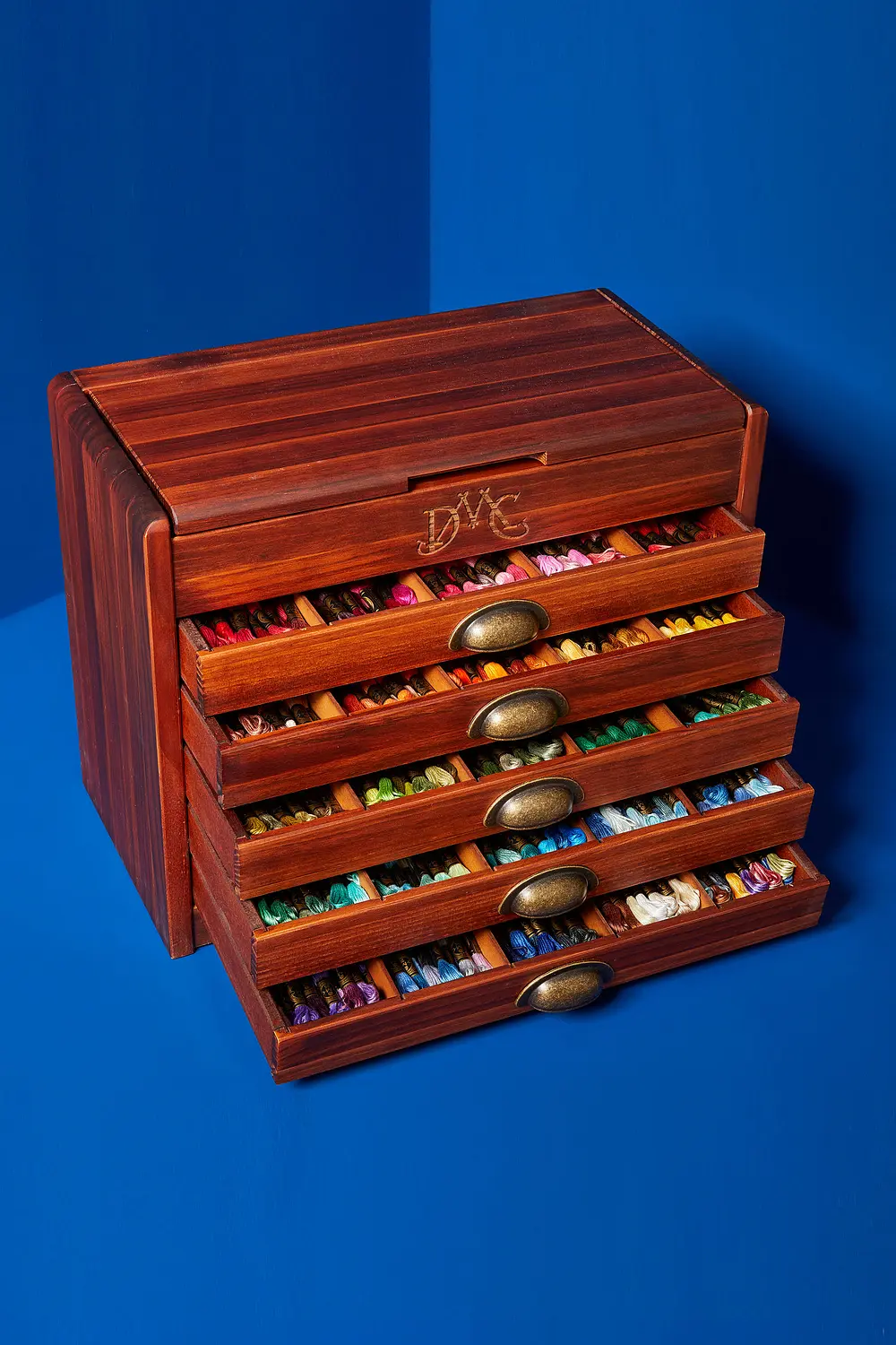 *Vintage Wooden Chest with 500 skeins assortment - DMC